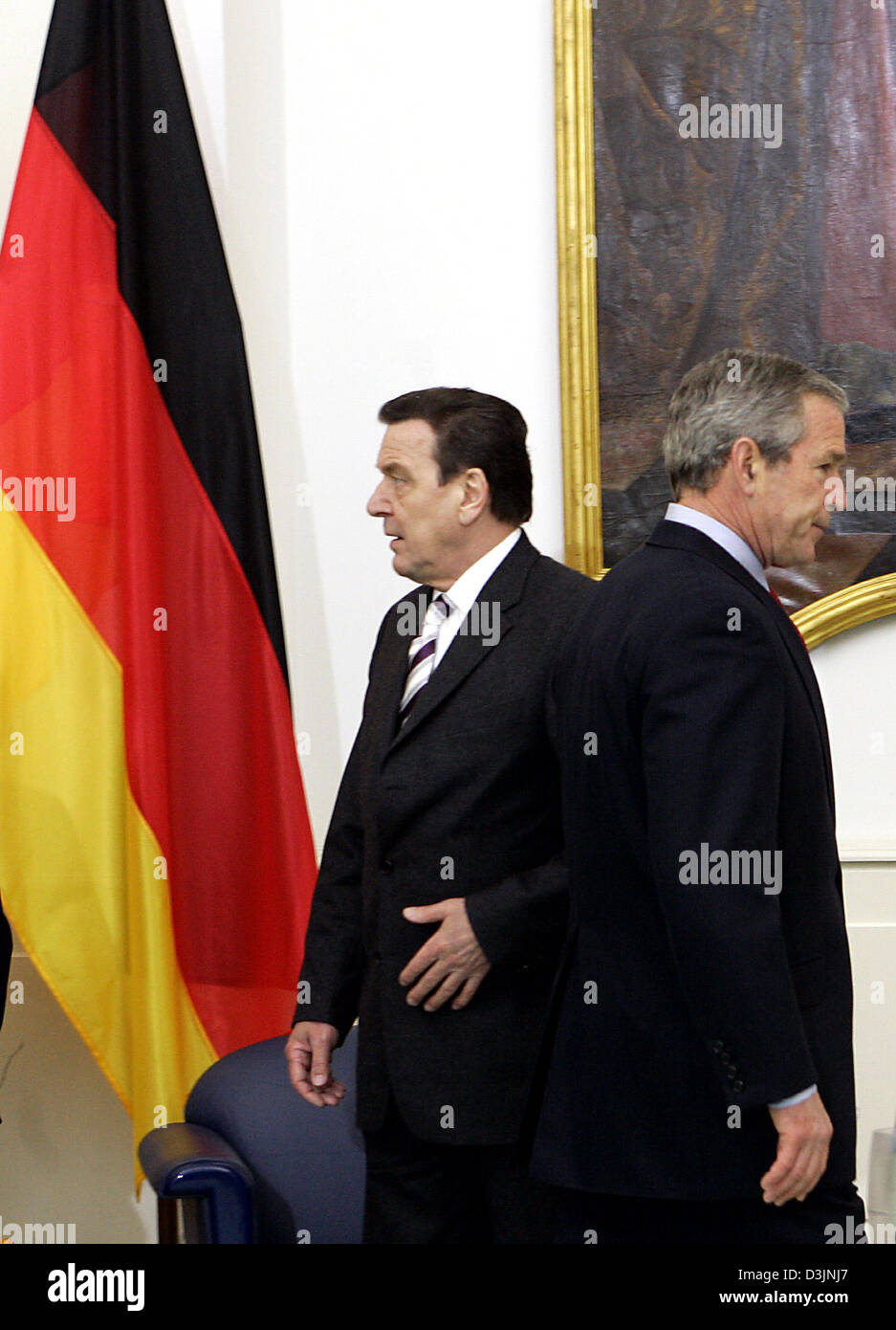 US President George W. Bush (R) and German Chancellor Gerhard Schroeder ...