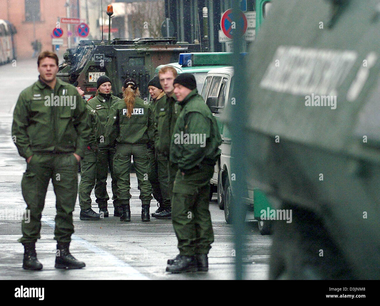 (dpa) - A group of police officers stand next to vehicles of the German ...