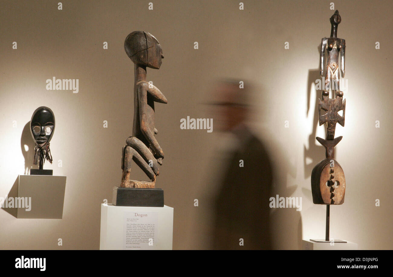 African masks and sculptures hi-res stock photography and images - Alamy