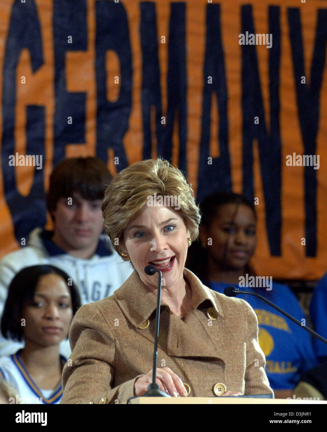 (dpa) - Laura Bush (C), the wife of US President George Bush, speaks ...