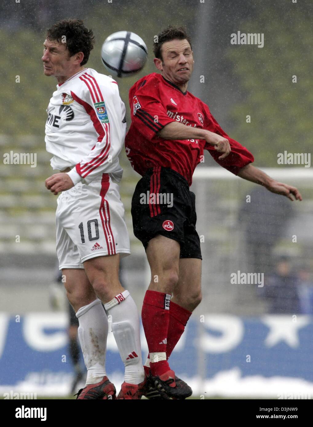 (dpa) - Leverkusen midfielder Paul Freier (R) in a heading duel with ...