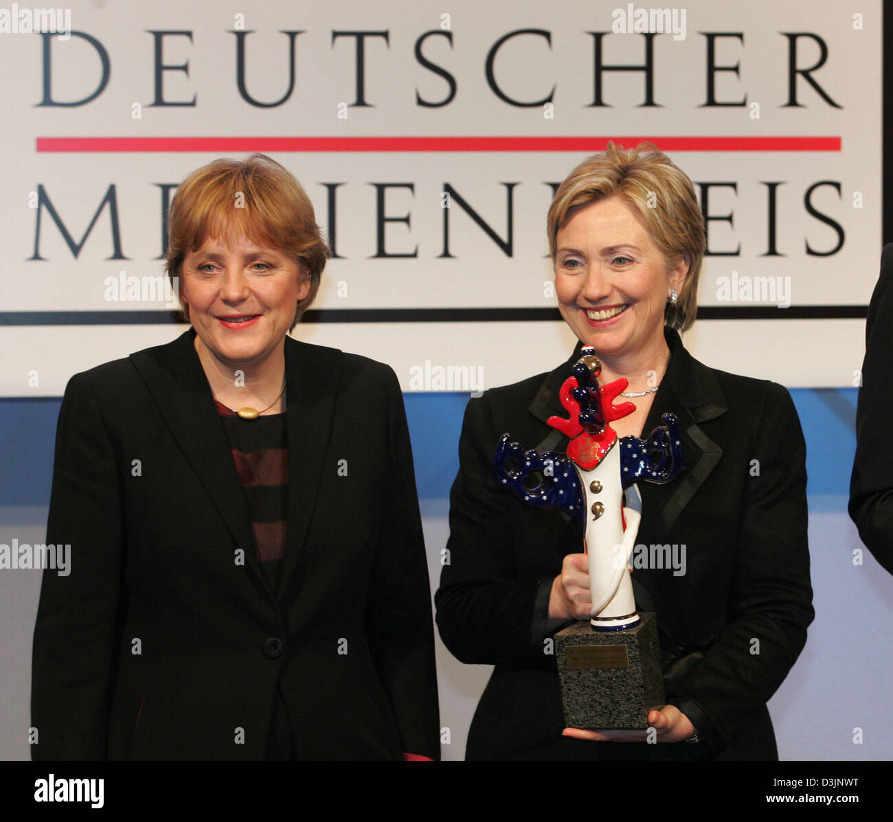 (dpa) - US Senator Hillary Clinton smiles as she stands next to Angela ...