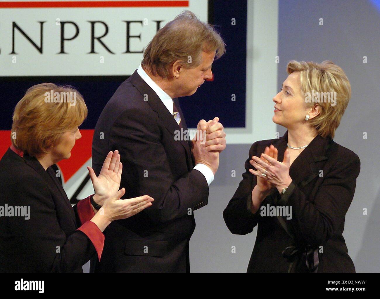 (dpa) - US Senator Hillary Clinton (R) smiles and claps her hands along ...