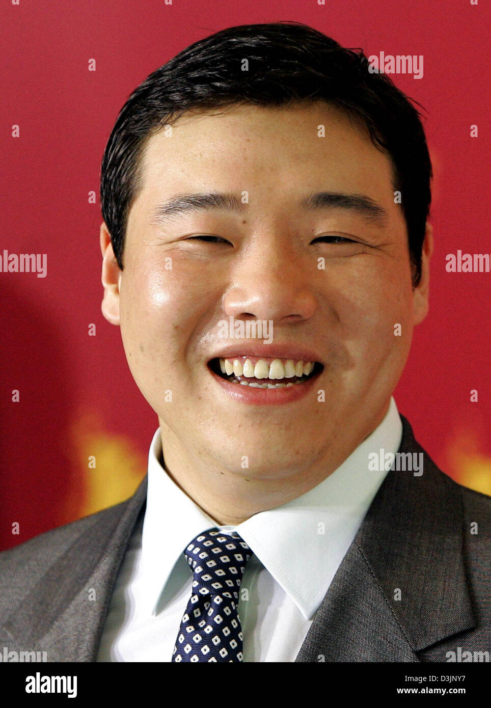 (dpa) - Chinese actor Feng Li smiles as he presents his new film ...