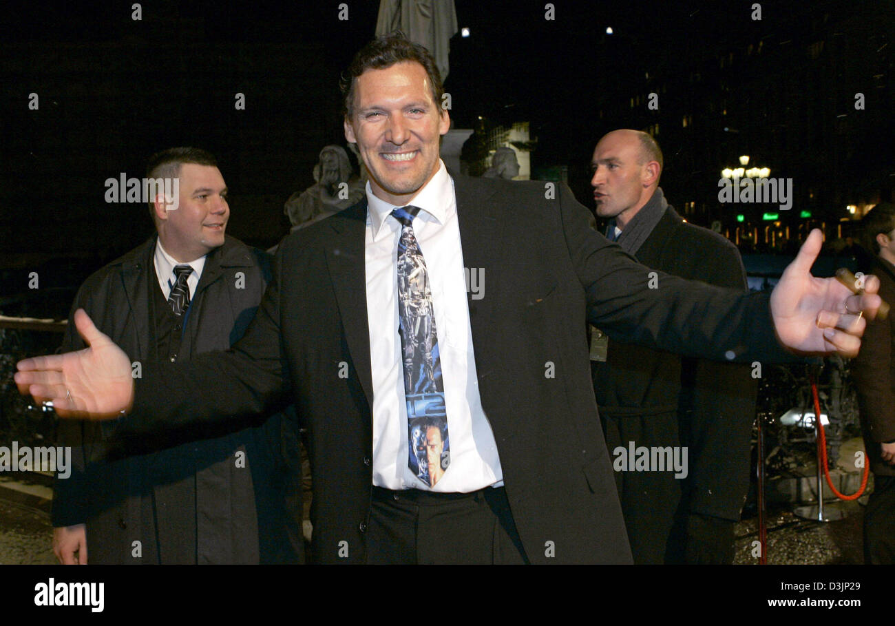 (dpa) - Actor Ralf Mueller arrives for the 'Cinema for Peace' gala at ...