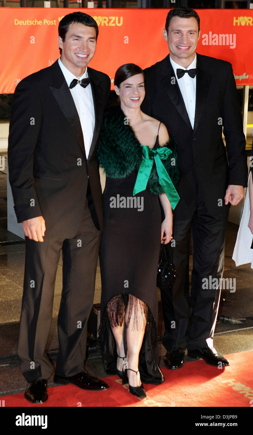 (dpa) - Boxing champions Wladimir and Vitali (R) Klitschko and figure ...