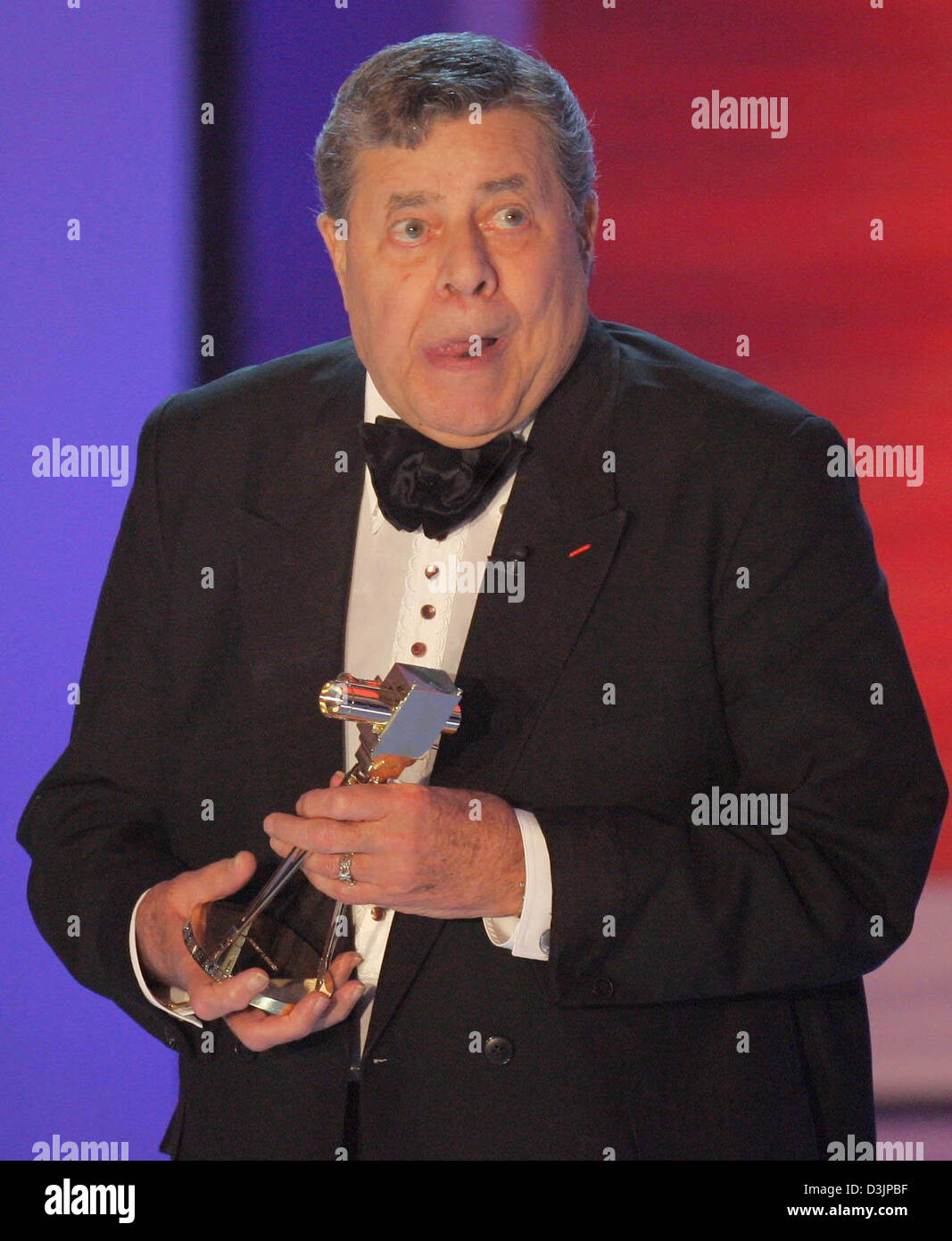 (dpa) - US actor, comedian, entertainer and director Jerry Lewis holds ...