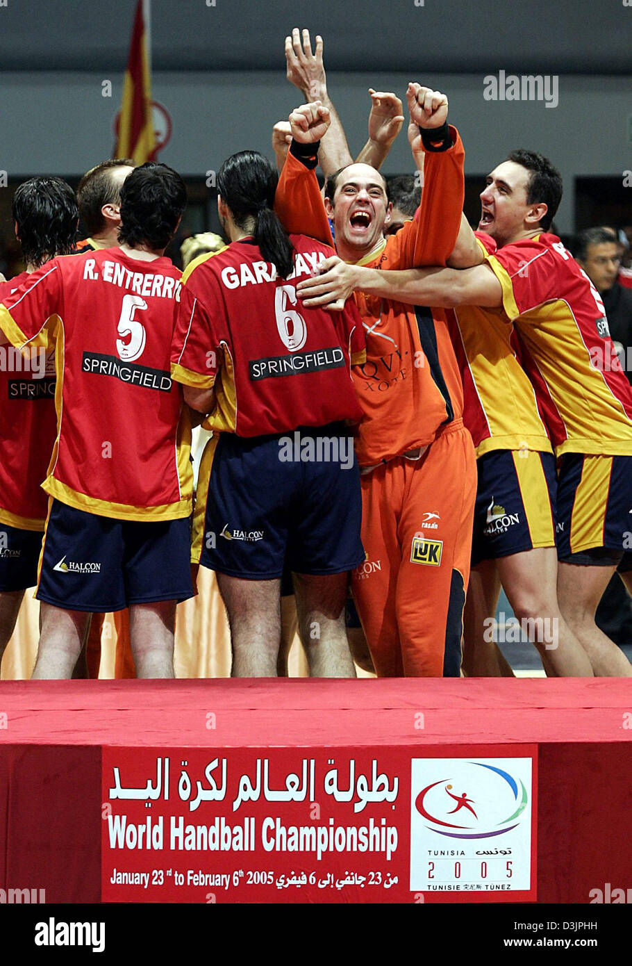 (dpa) - The Spanish handball team jubilates after beating Croatia in ...