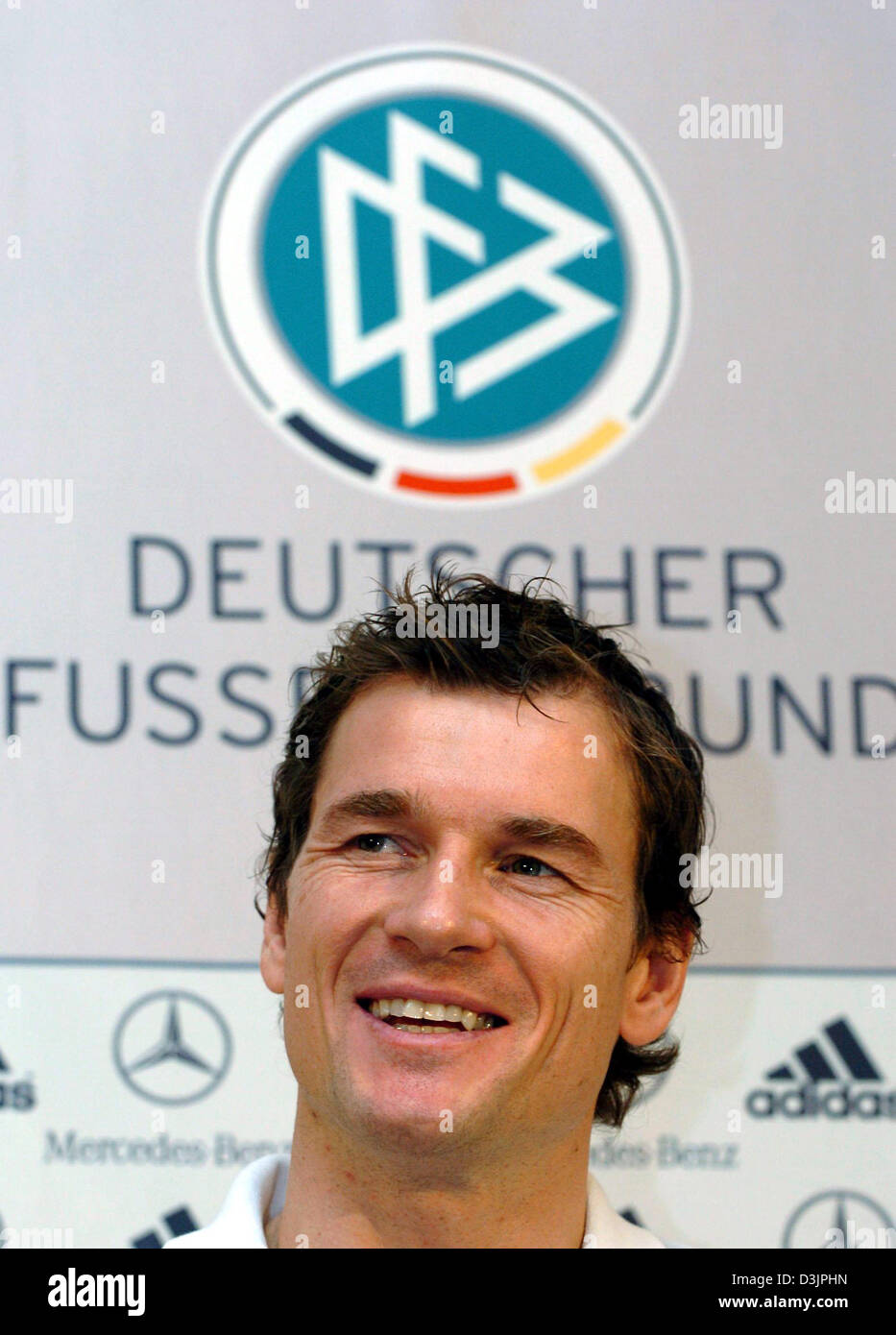 (dpa) - German national soccer team goalkeeper Jens Lehmann smiles ...