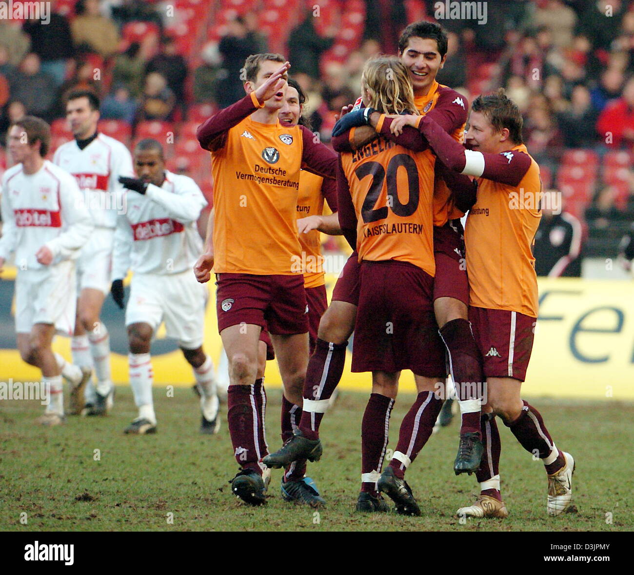 (dpa) - Kaiserslautern players celebrate after Marco Engelhardt (20 ...