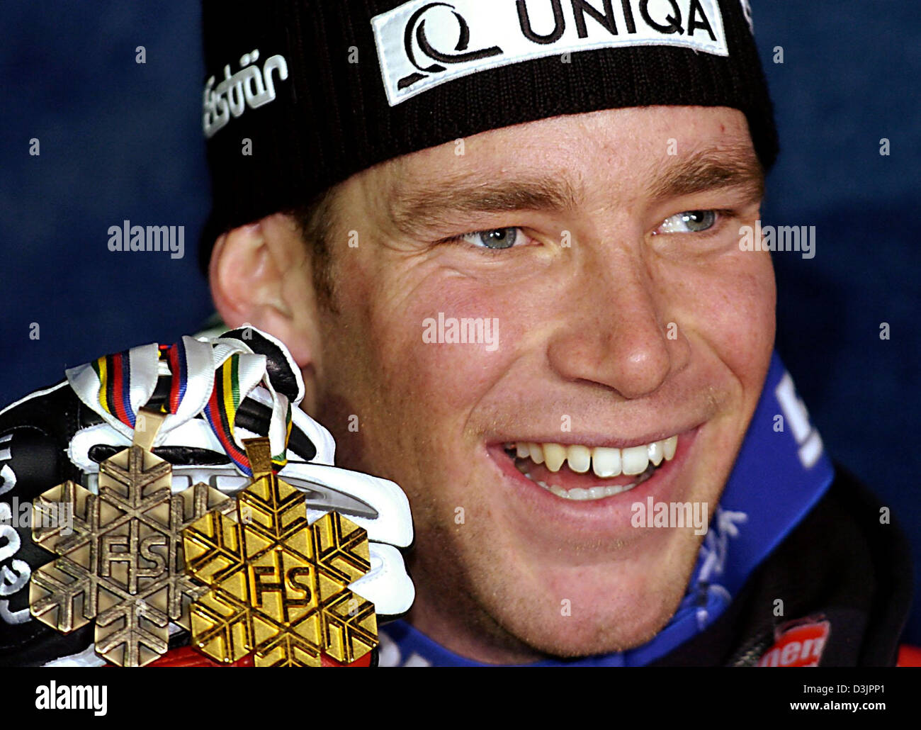 (dpa) - Austrian skier Benjamin Raich smiles as he presents his gold ...