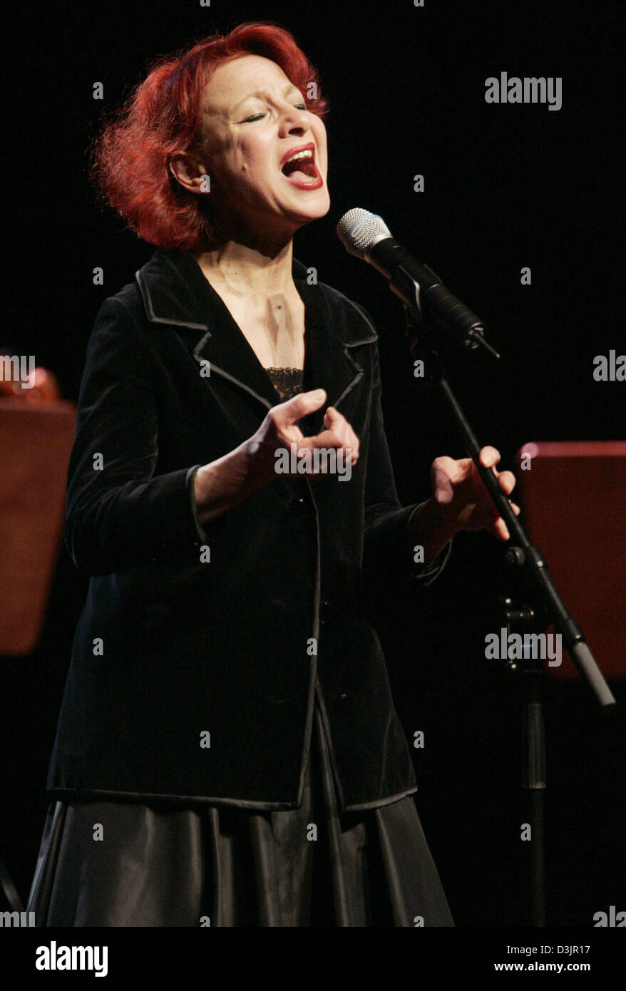 (dpa) - Israeli singer Esther Ofarim performs at the 'Alte Oper' (old ...