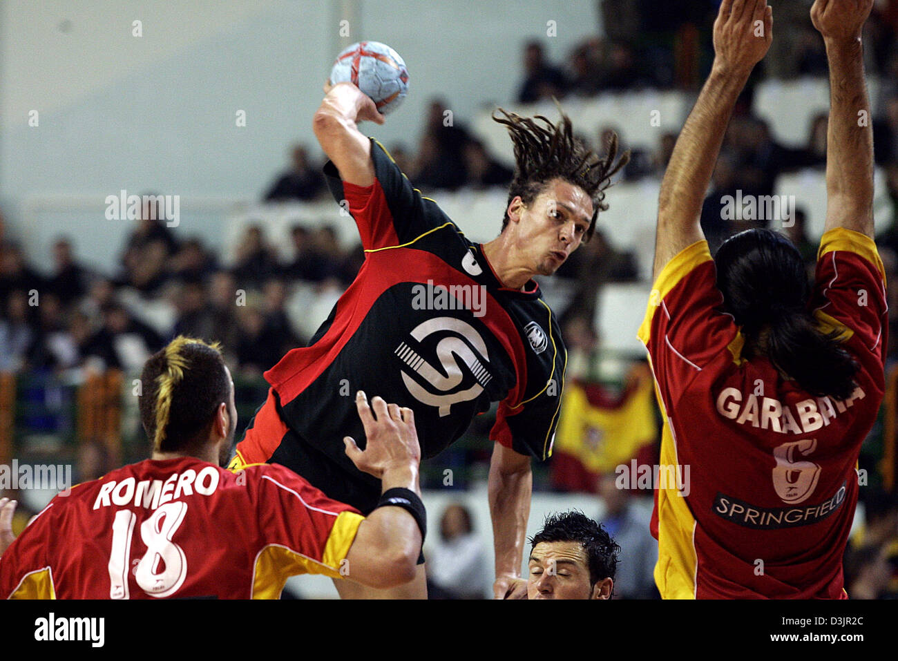 (dpa) - German national handball player Frank von Behren (C) tries to ...