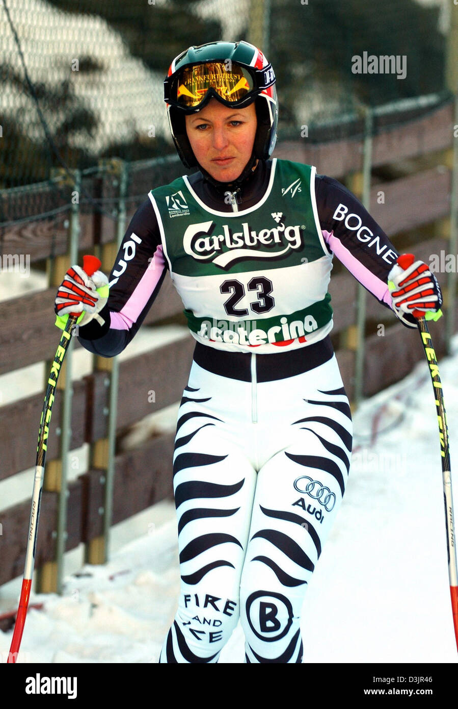 (dpa) - German Martina Ertl walks back into the valley during the women ...