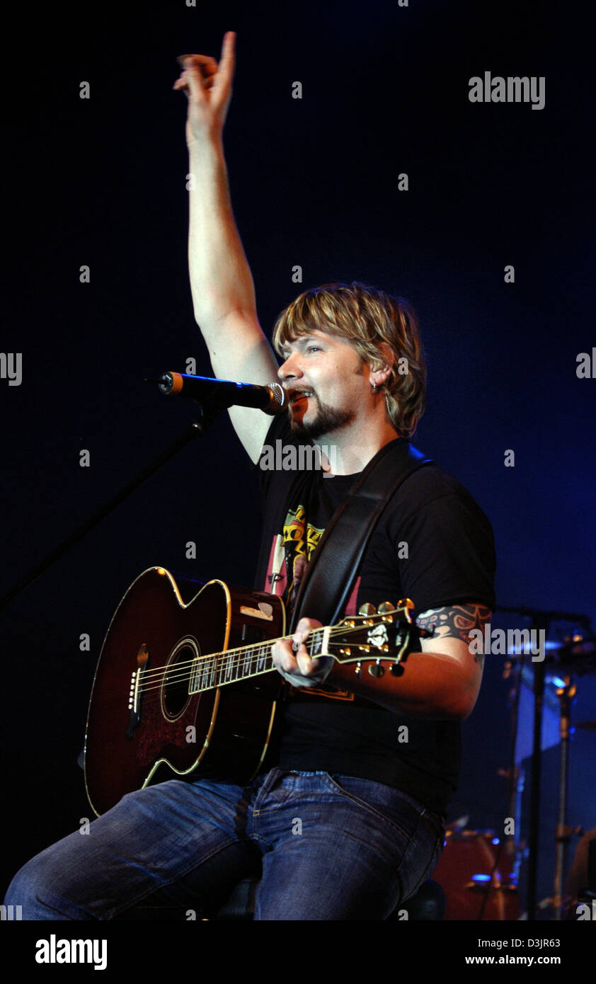 (dpa) - Reamonn Garvey of the pop band Reamonn performs during a ...