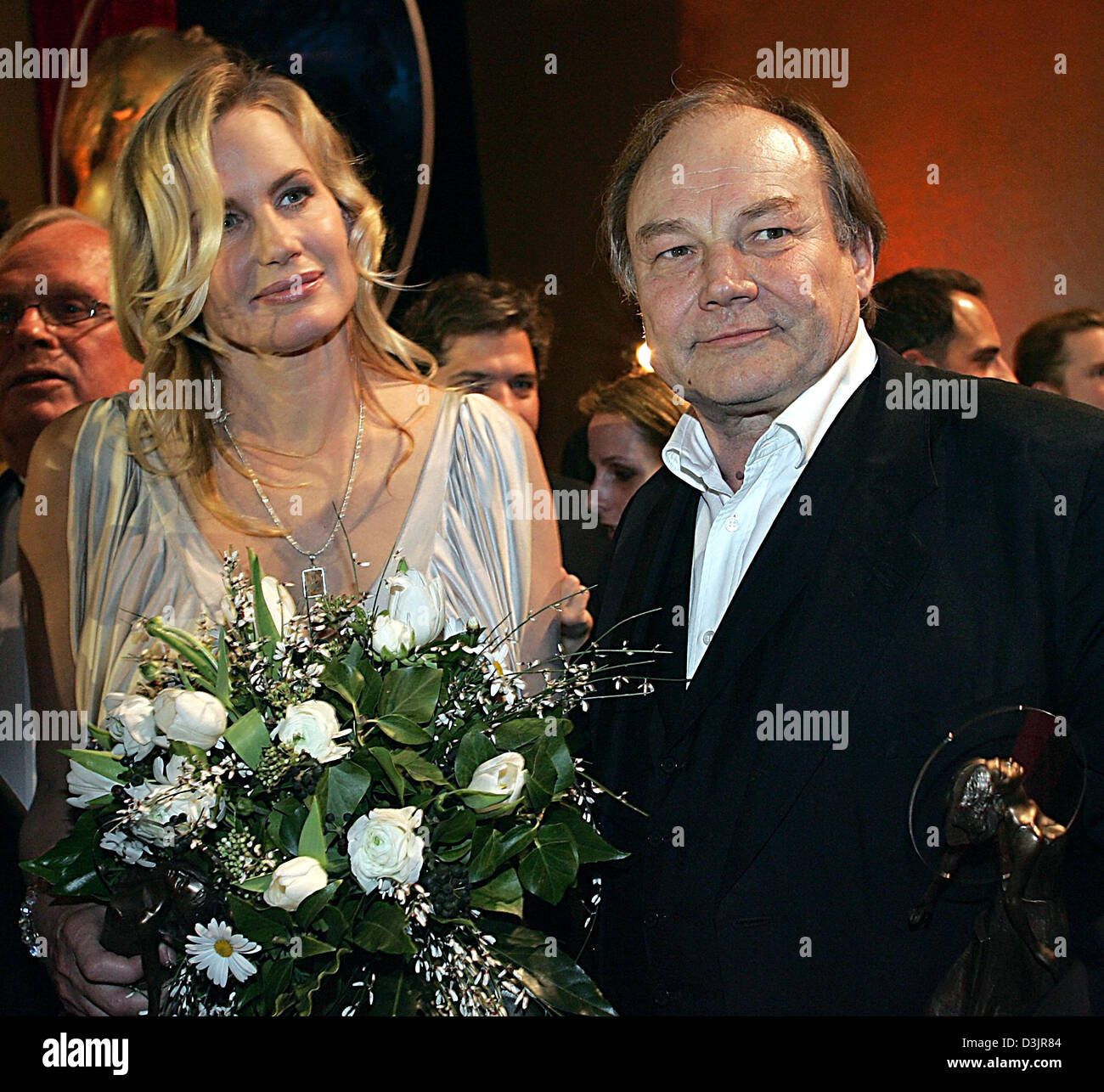 (dpa) - US actress Daryl Hannah smiles after receiving the 'Diva ...