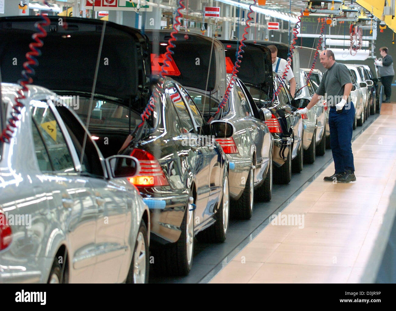 (dpa) - Mercedes employees work on the S-Class production at the ...