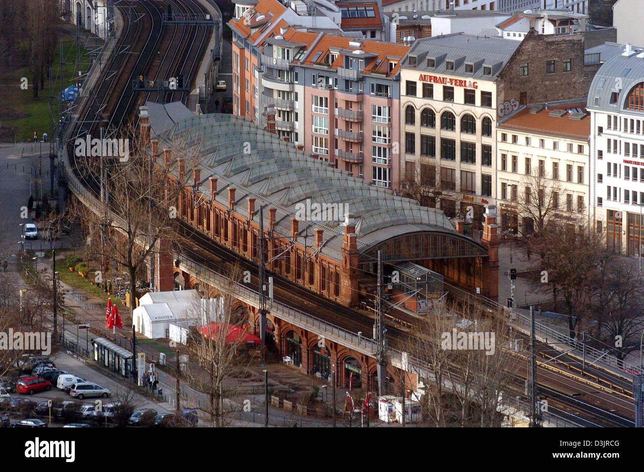 (dpa) - View of the S-train station Hackescher Markt (Hackesche market ...
