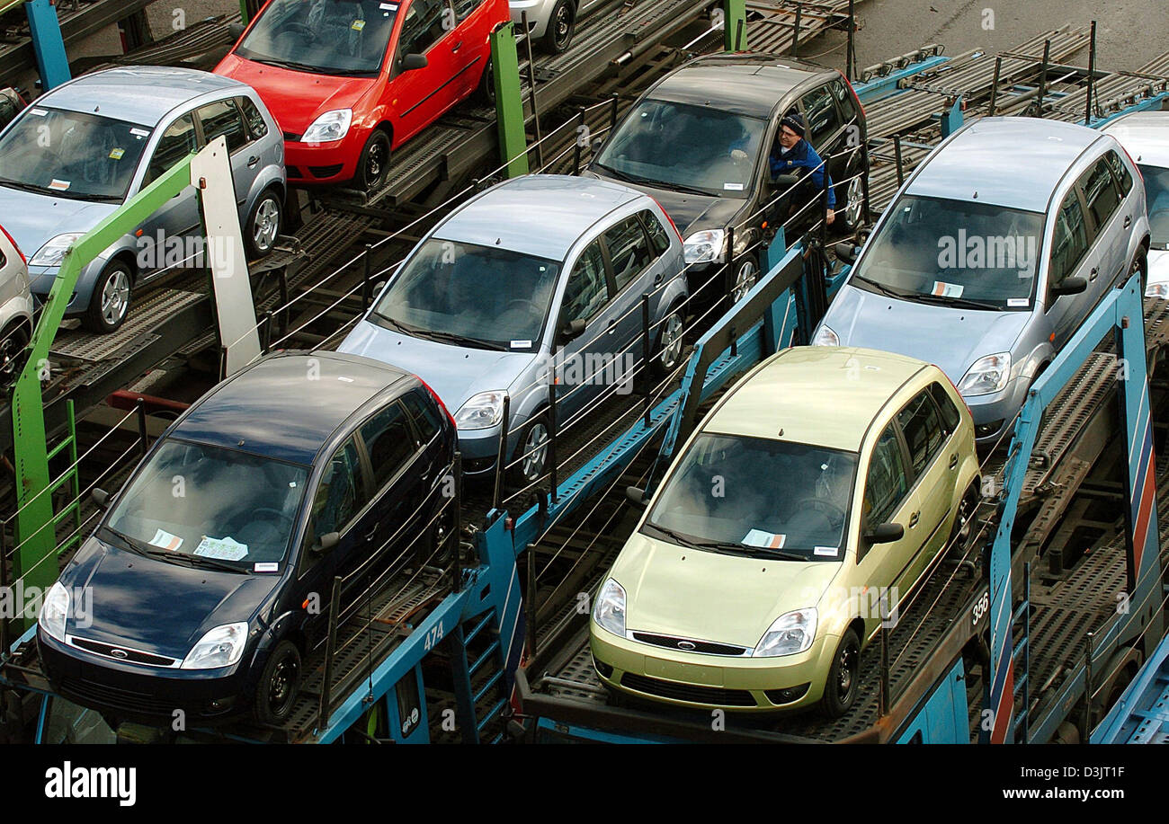(dpa) - Finished Ford 'Fiesta' models are moved onto a car transporter ...