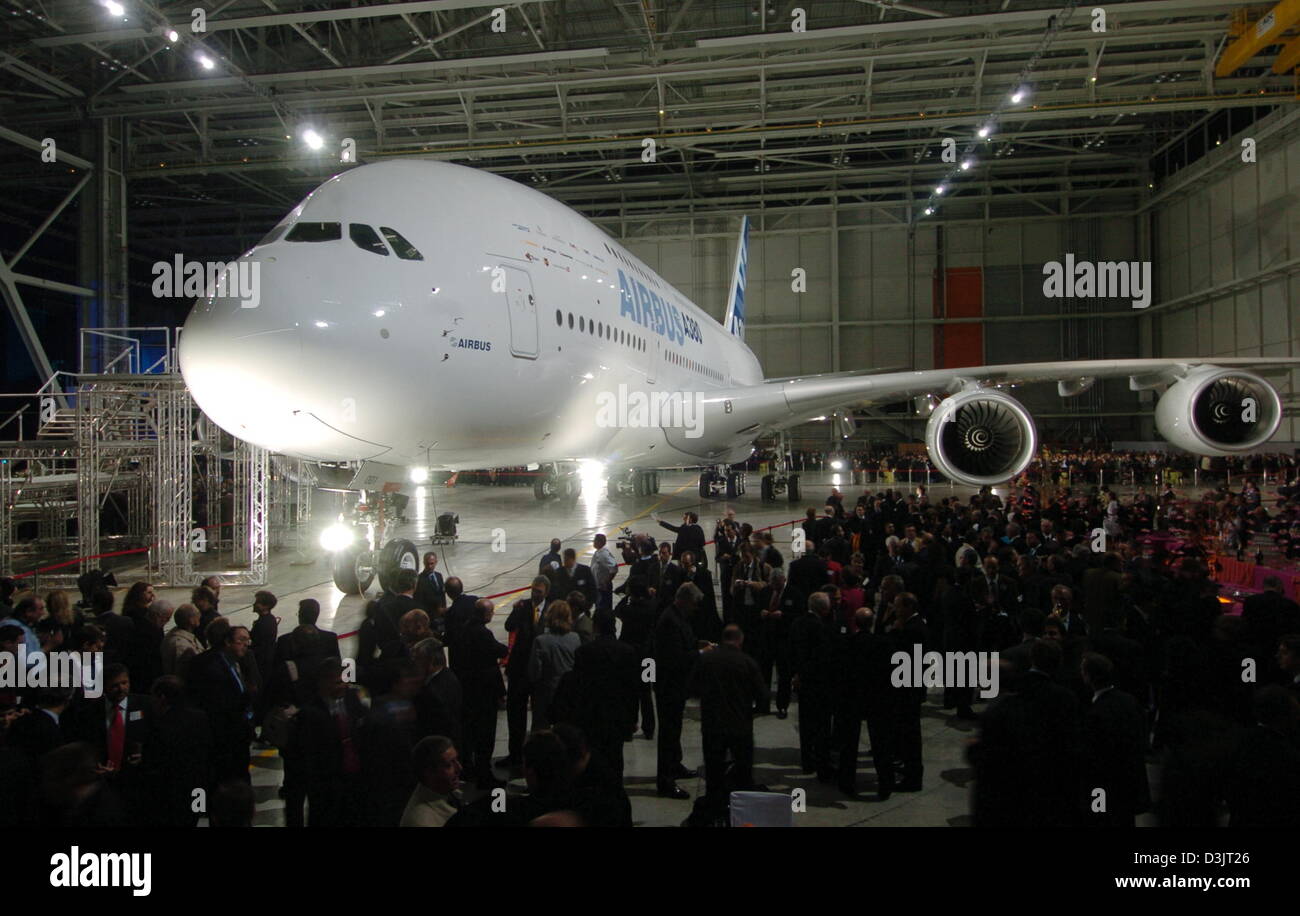 (dpa) - Around 5,000 guests attend the unveiling of the new Airbus A380 ...