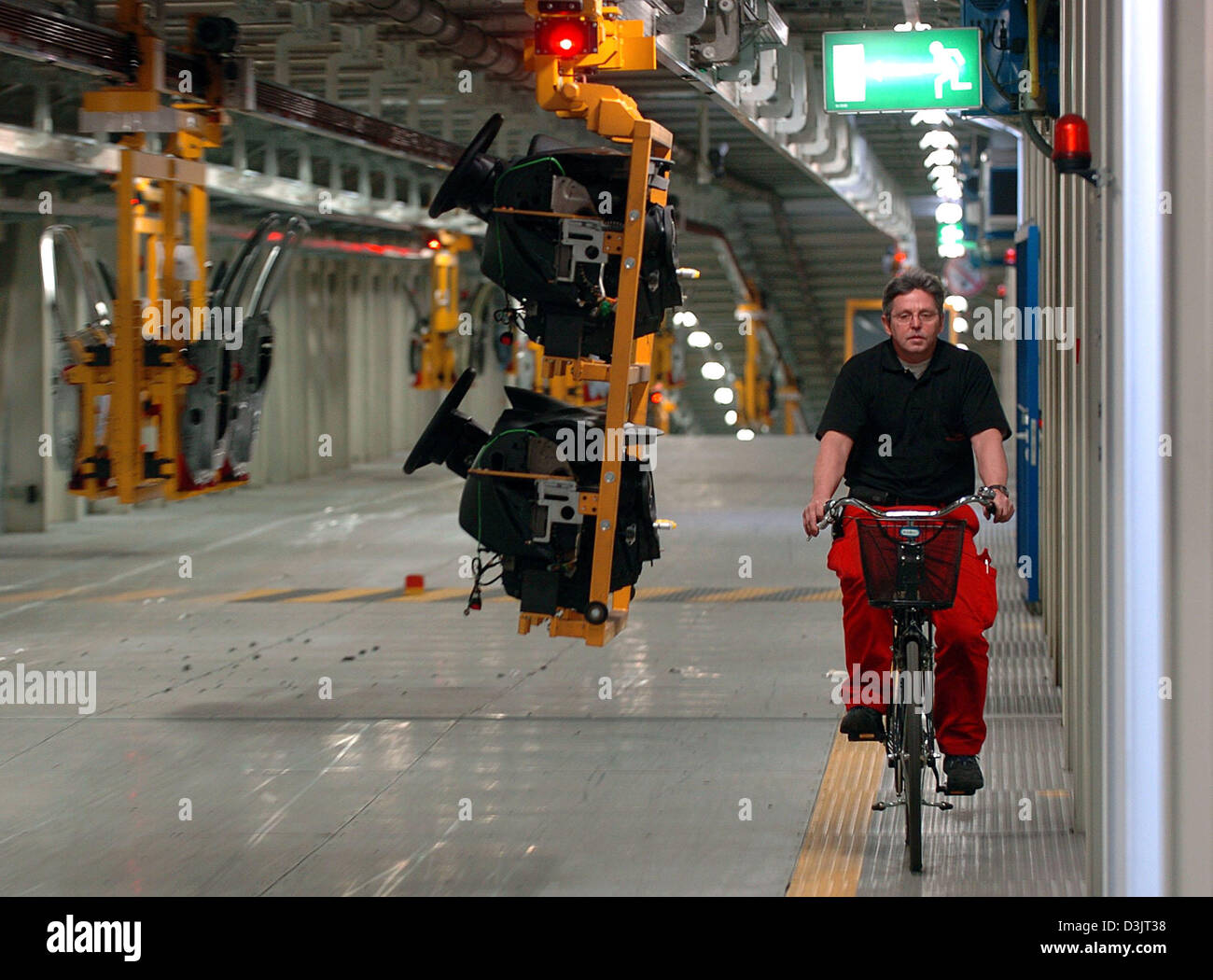 Bicycle assembly line hi-res stock photography and images - Alamy