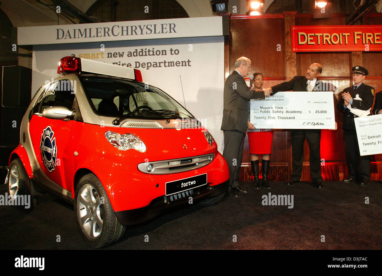 (dpa) - Chrysler CEO Dieter Zetsche (L) shakes hands with Detroit Fire ...