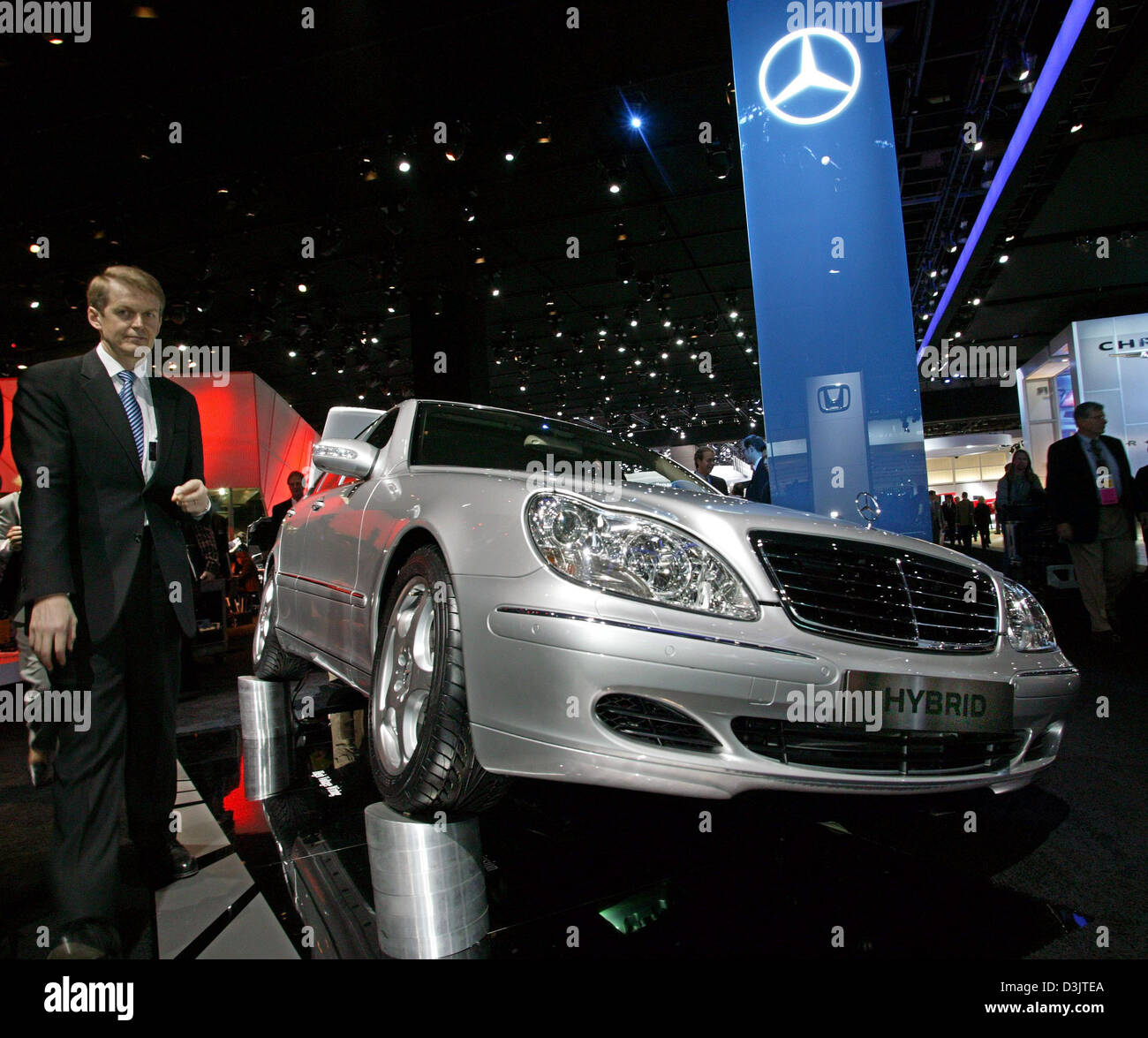 (dpa) - Thomas Weber (L), member on the board of DaimlerChrysler and ...