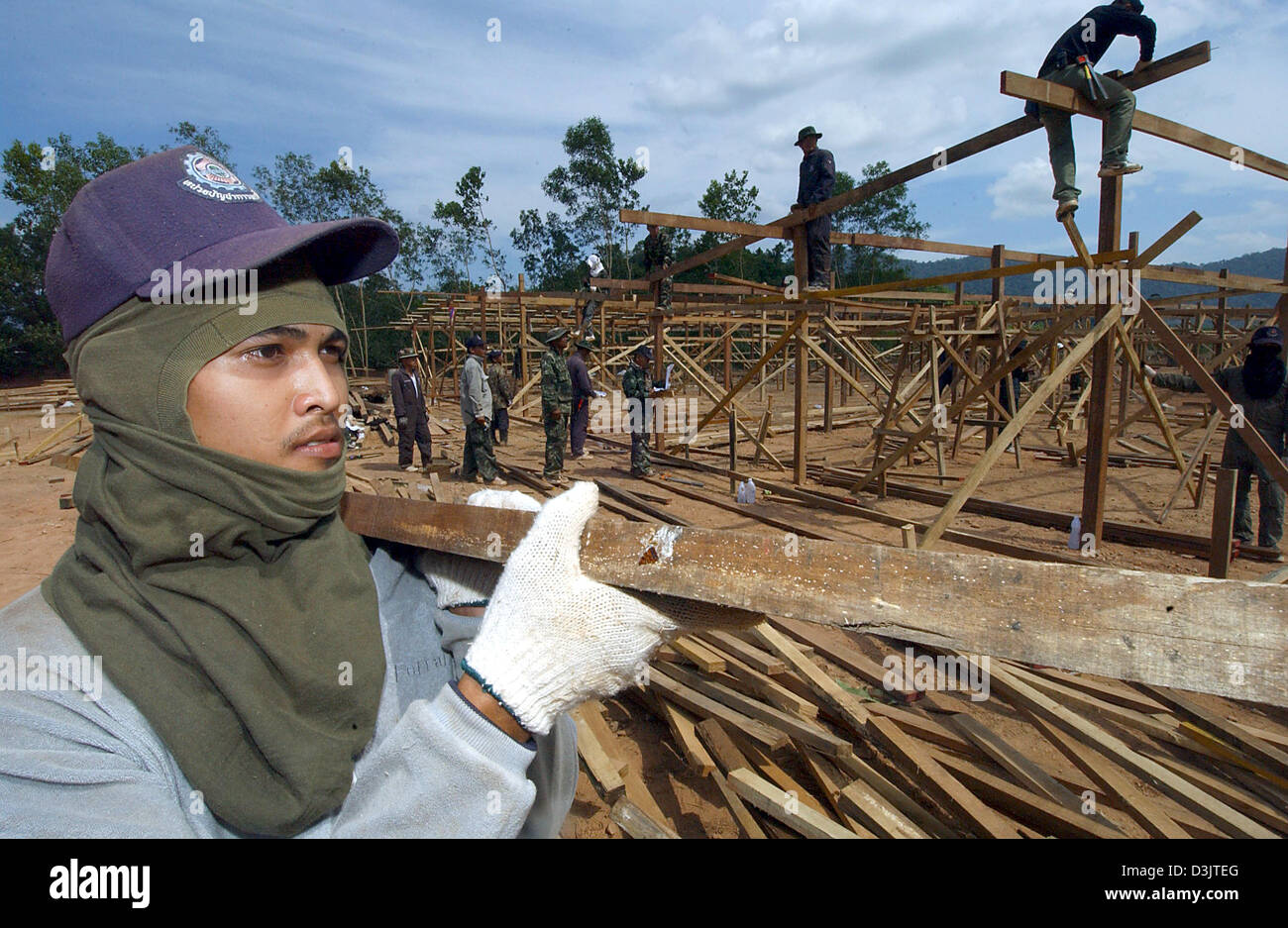 (dpa) - At temperatures of 38 degrees in the shade recruits of the Thai ...