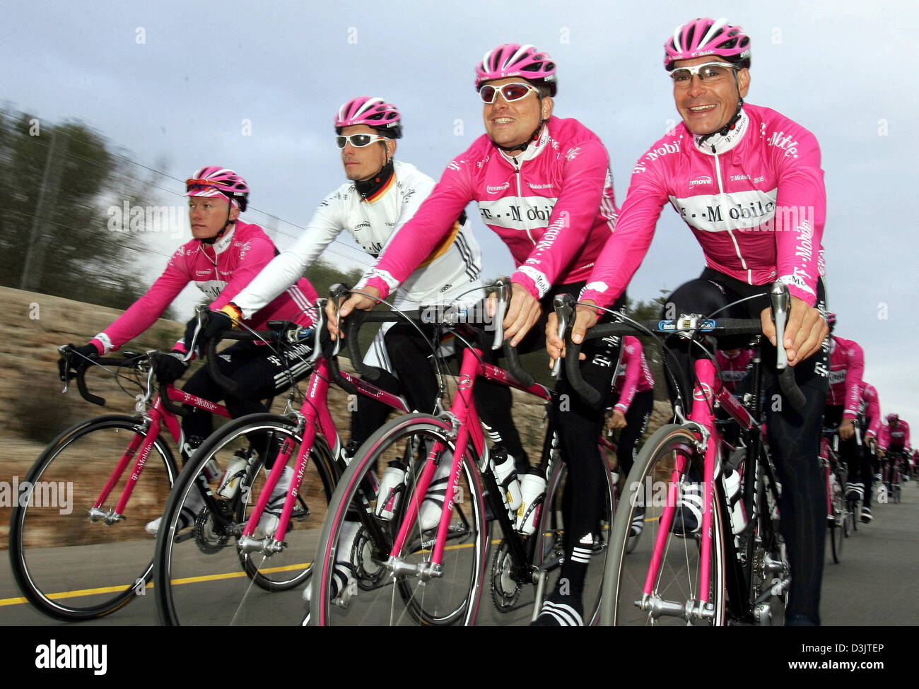 (dpa) - German cycling pros (from R) Erik Zabel, Jan Ullrich, Andreas ...