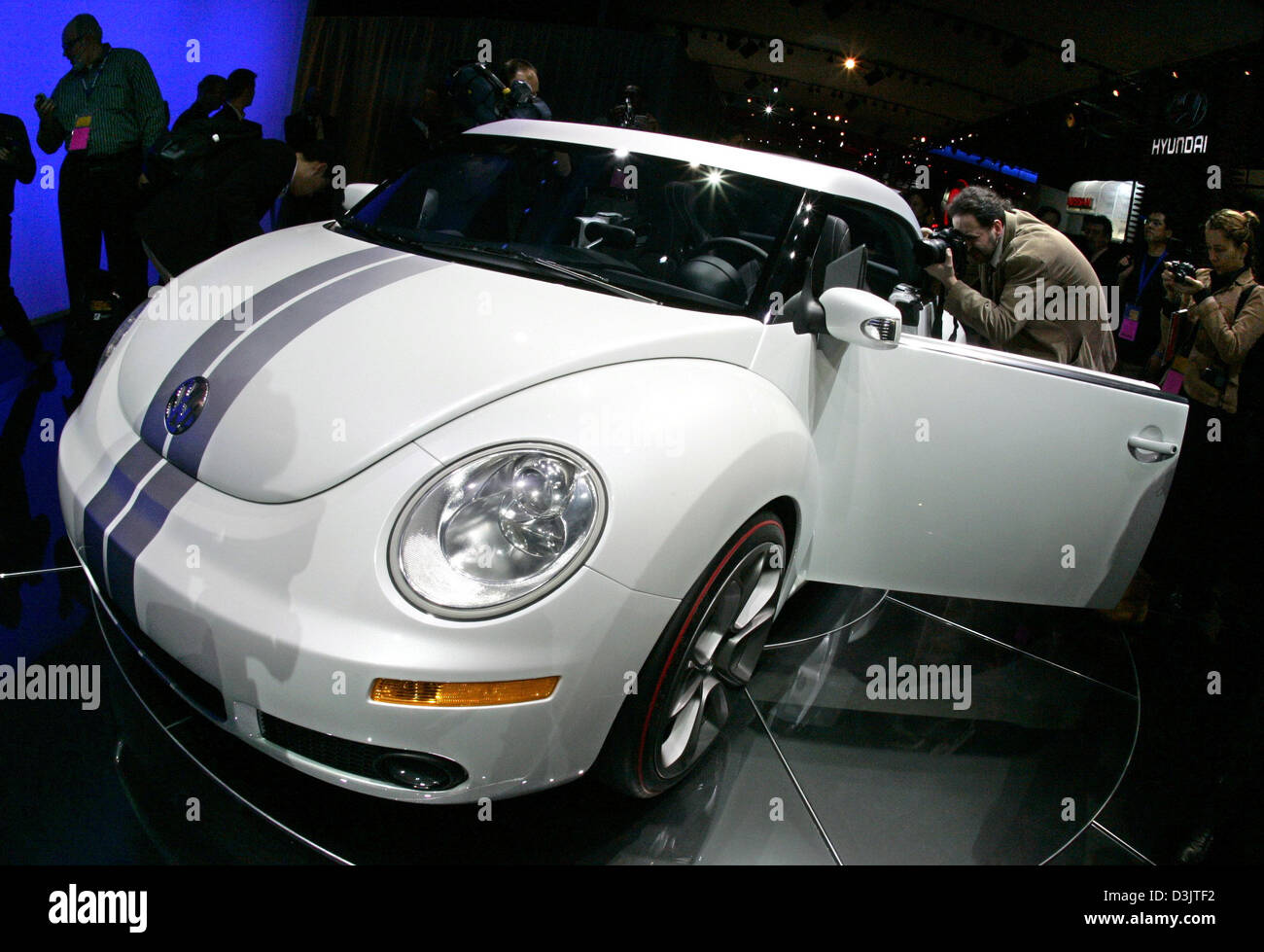 (dpa) - Photographers take pictures of the new Beetle Ragster by car ...