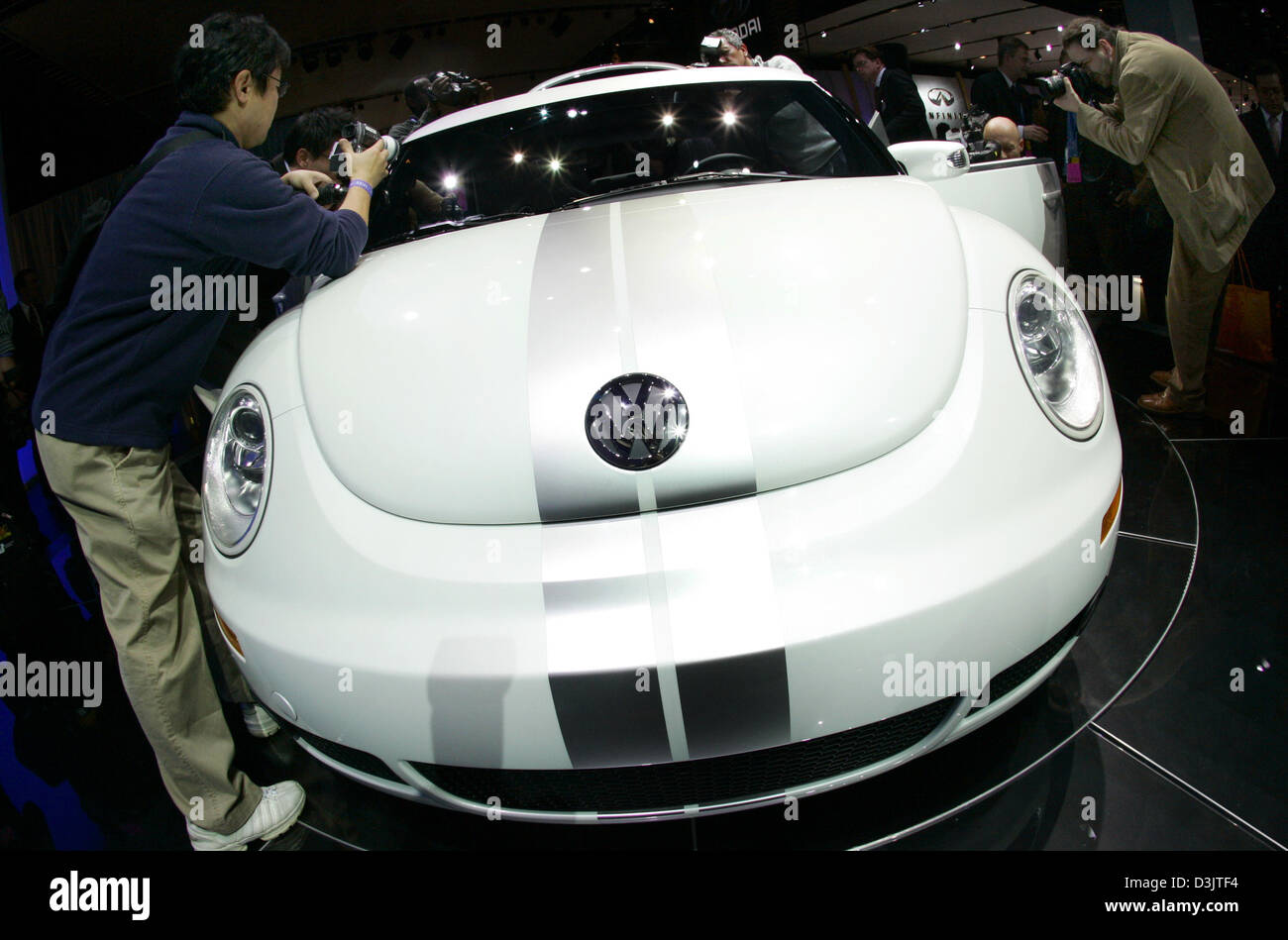 (dpa) - Photographers take pictures of the new Beetle Ragster by car ...