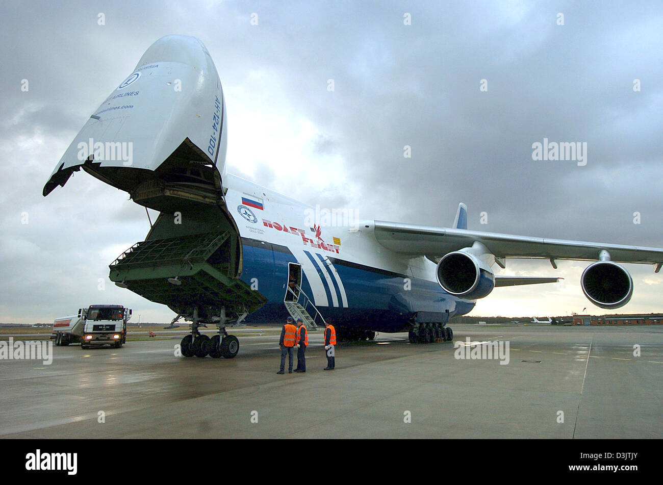 (dpa) - A cargo plane of the make Antonow AH 124-100 with its cargo ...
