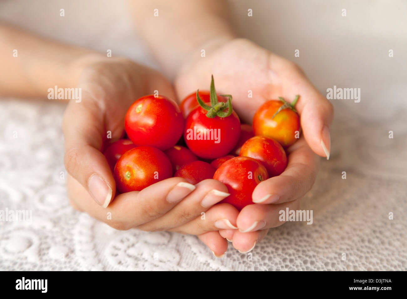 Handful of tomatoes Stock Photo - Alamy