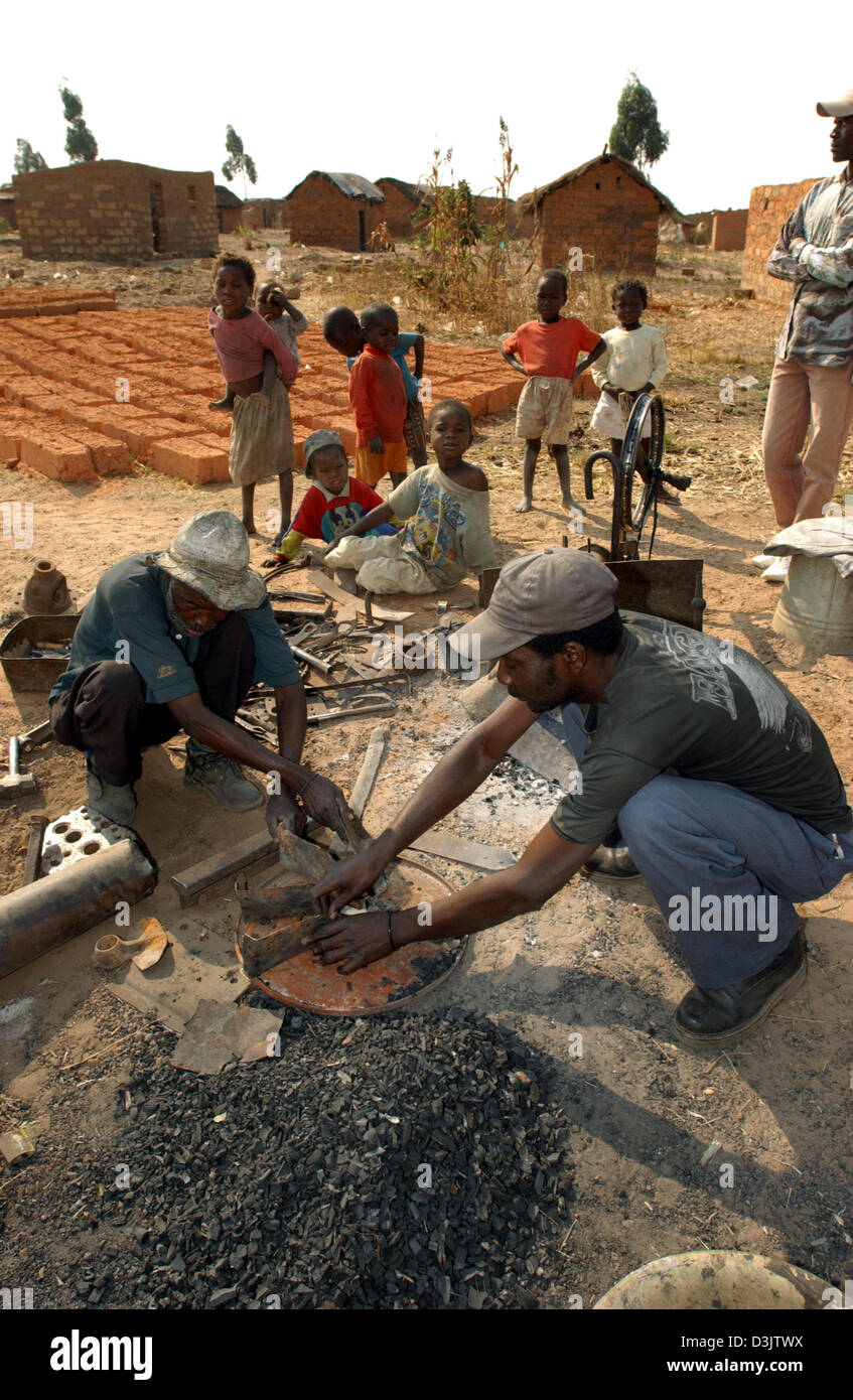 (dpa) - Two blacksmiths produce tools from the remains of weapons and ...