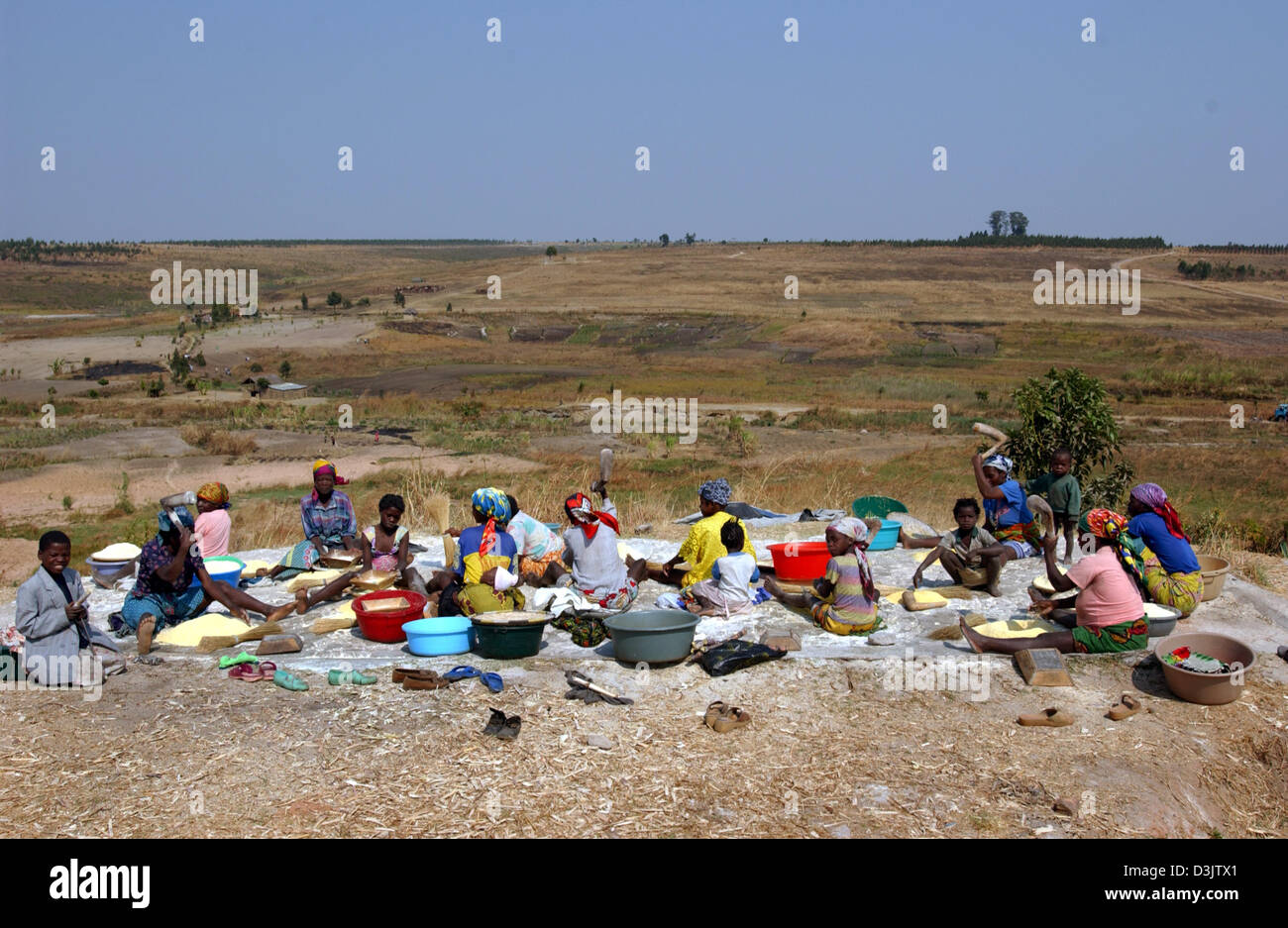 (dpa) - Women produce corn flour for the traditional Angolan dish ...