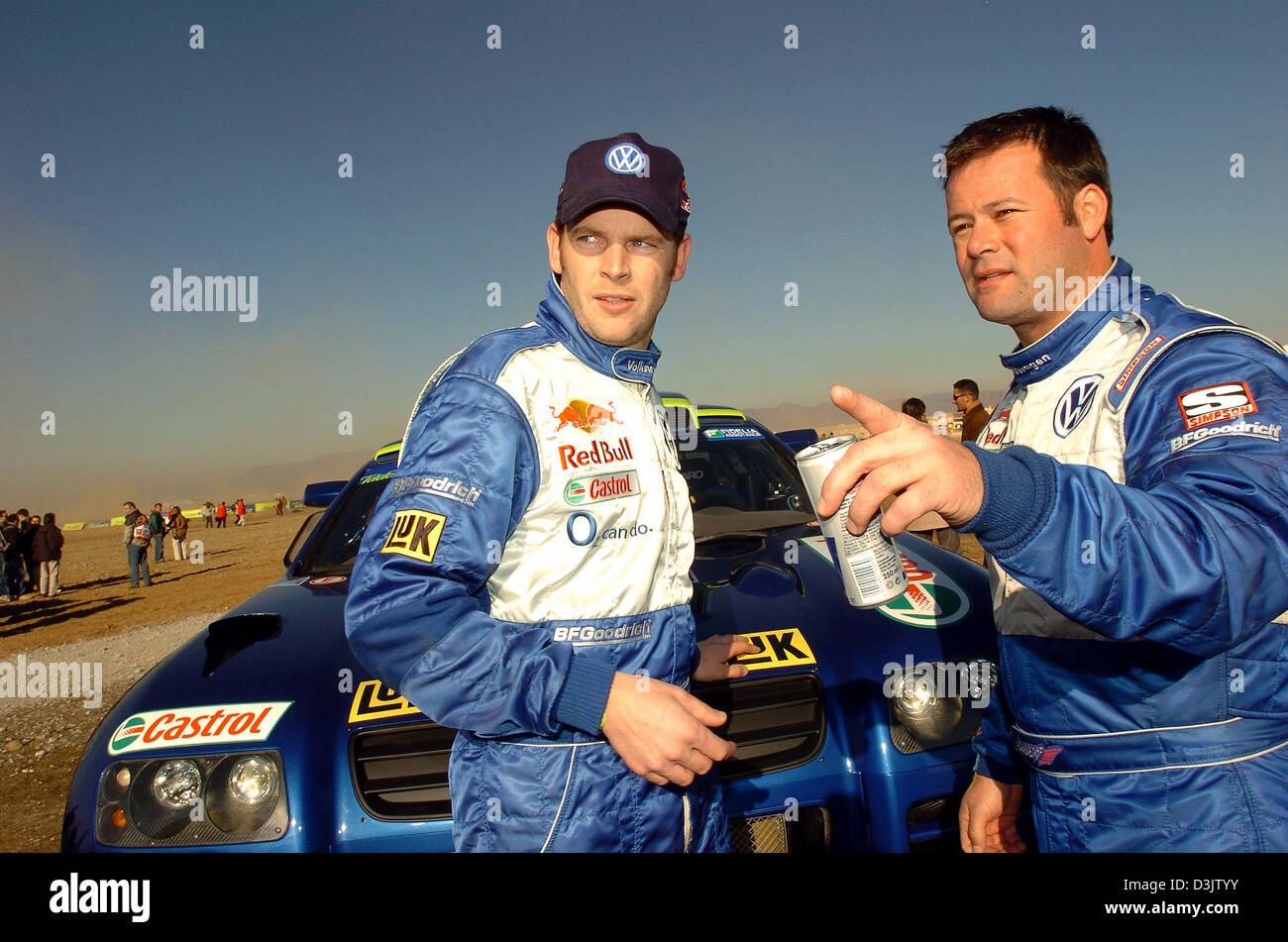 (dpa) - US rally driver Robby Gordon (R) and his German co-driver Dirk ...
