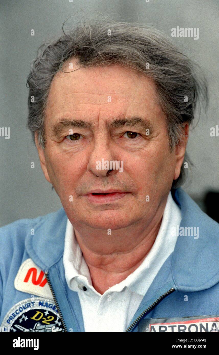 (dpa files) - The picture shows 'space' artist and photographer Charles ...