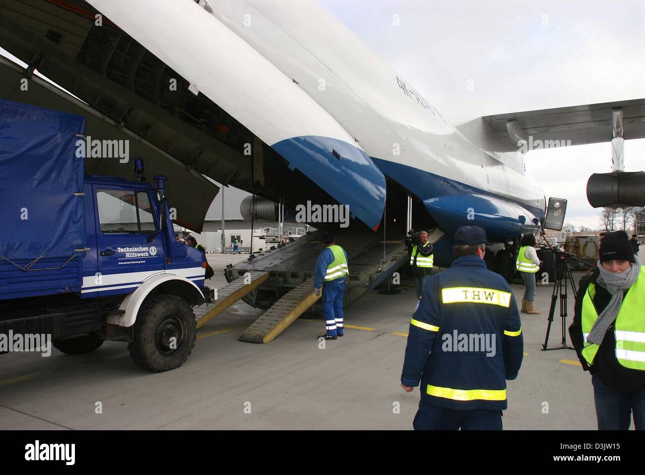 (dpa) - Employees of the German THW, a governmental technical relief ...