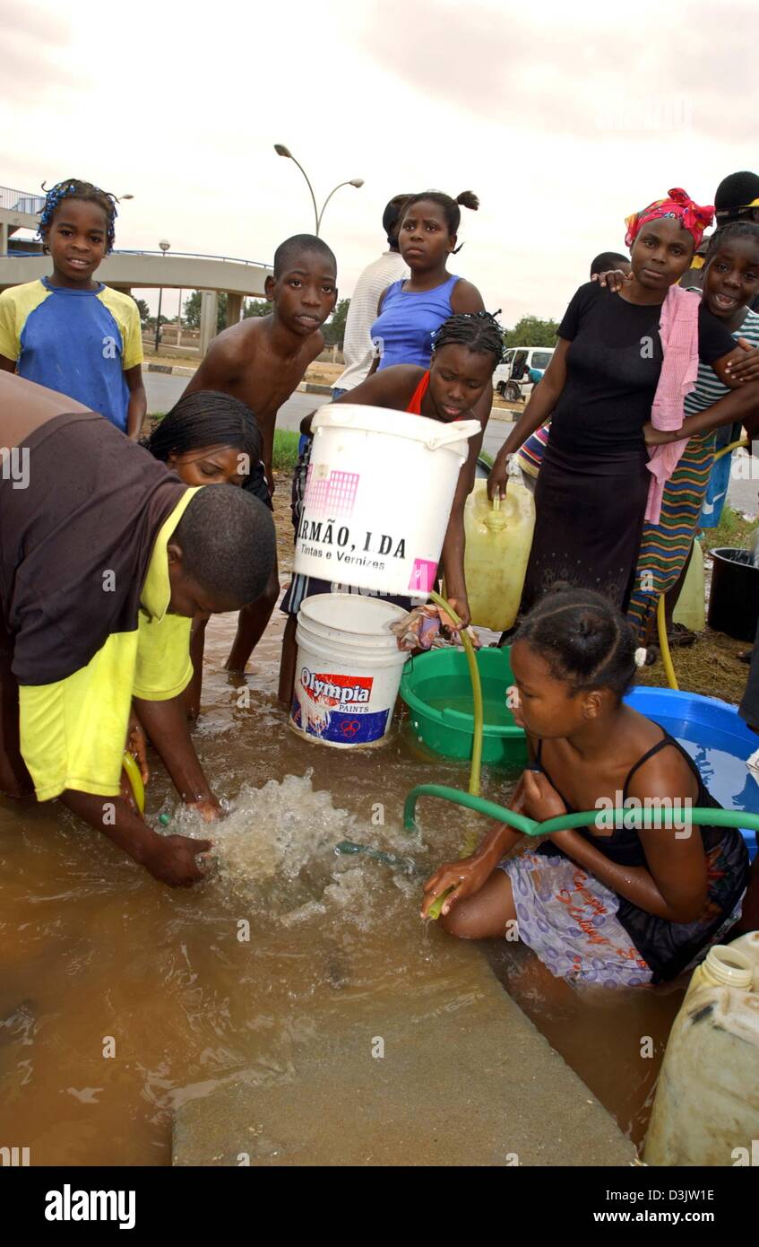(dpa files) - A group of Angolans queue with plastic buckets for water ...