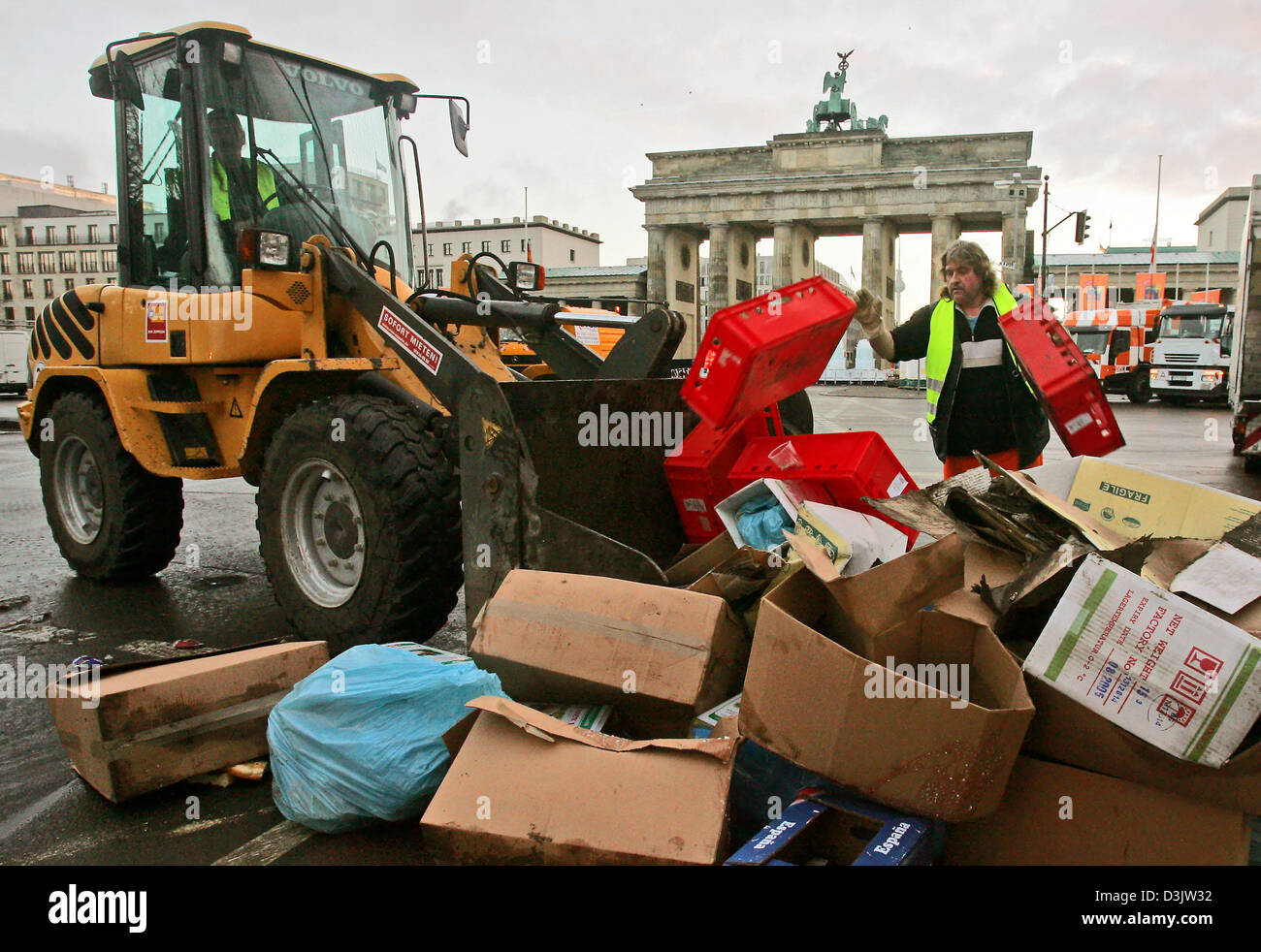 (dpa) - City employees clean up trash in front of the Brandenburg Gate ...