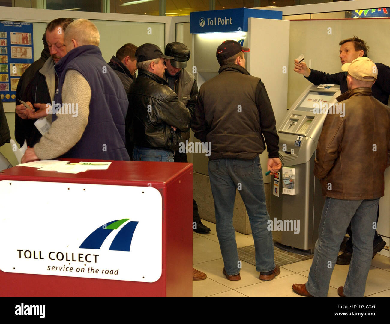 (dpa) - Lorry drivers from Eastern Europe qeueu in front of motorway ...