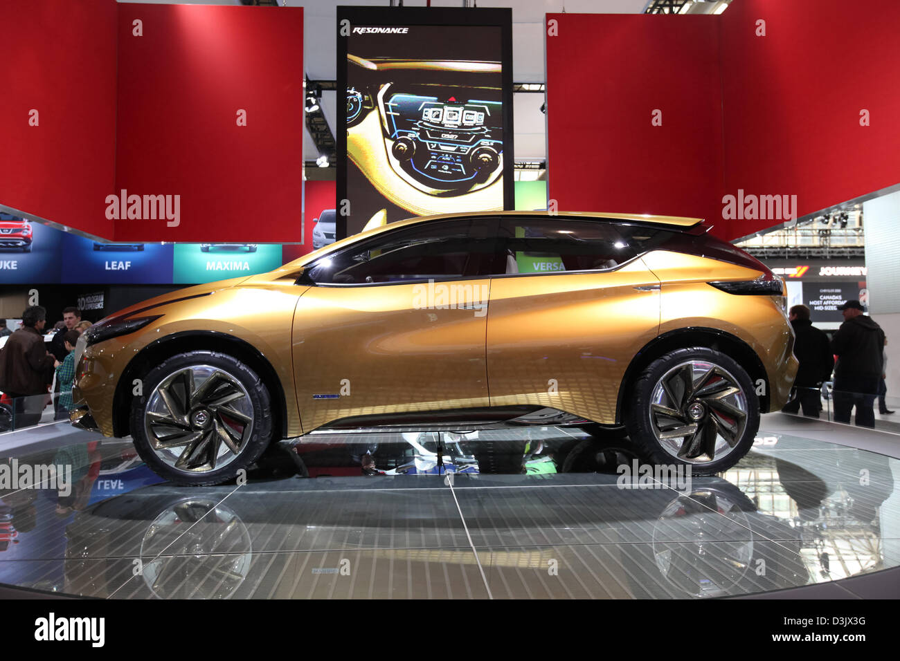 Nissan Resonance Concept side view Stock Photo - Alamy