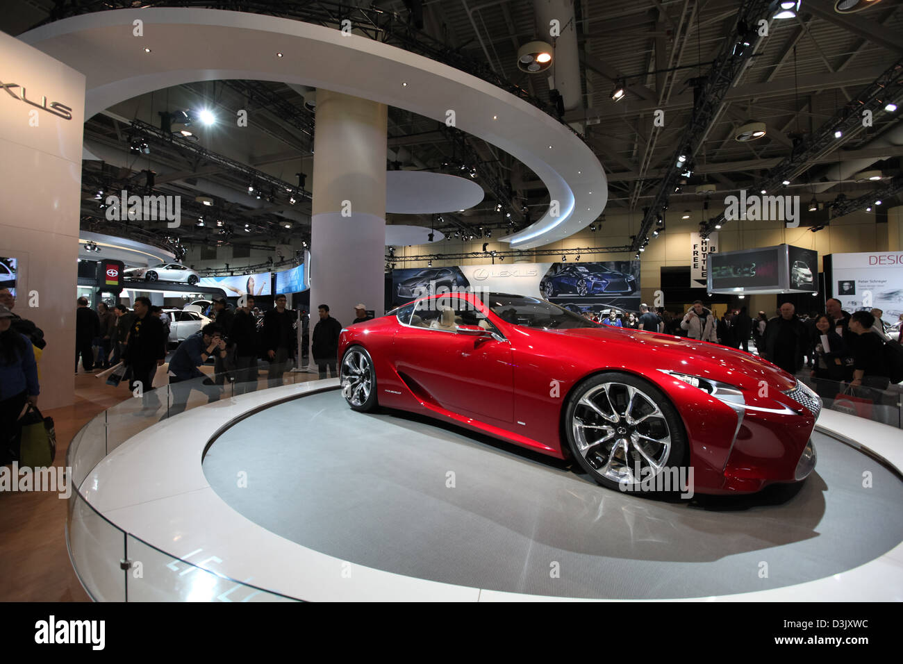 Car side view hi-res stock photography and images - Alamy