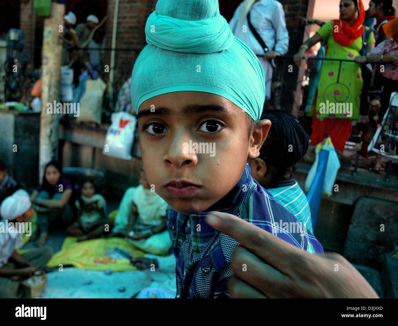Sikh boy pilgrims free kitchen hi-res stock photography and images - Alamy