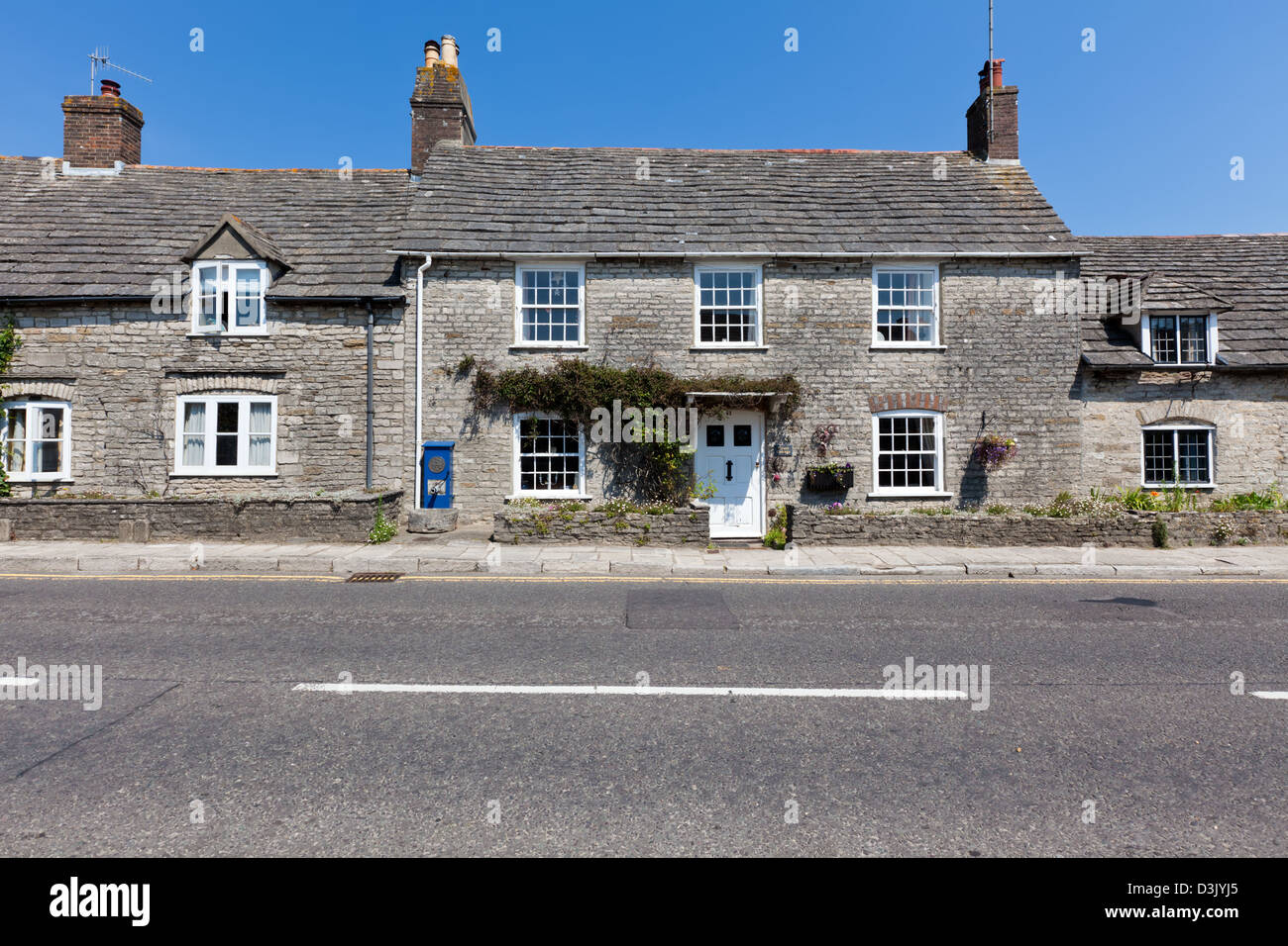 Traditional row of stone English homes Stock Photo - Alamy