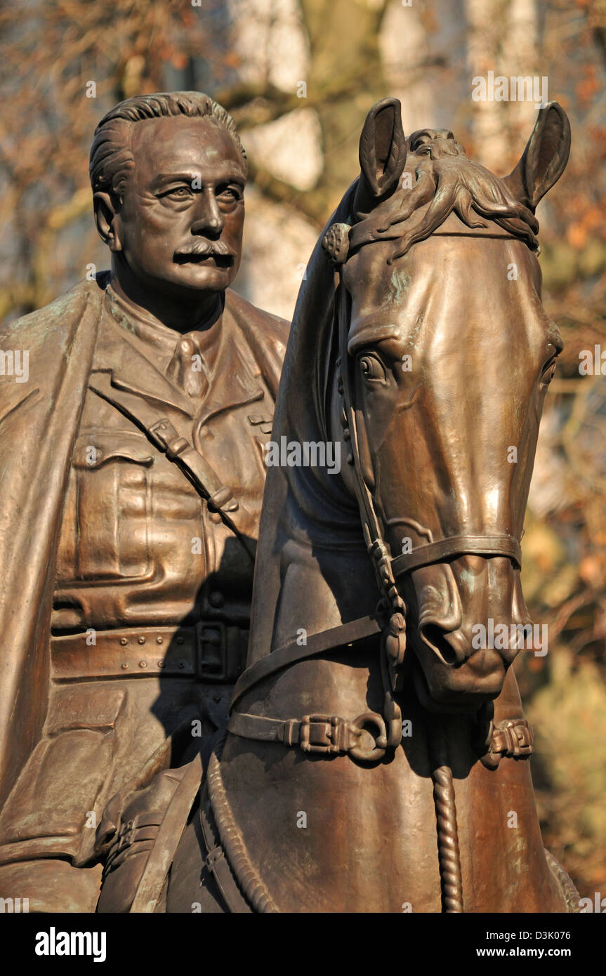 The earl haig memorial bronze equestrian statue hi-res stock ...