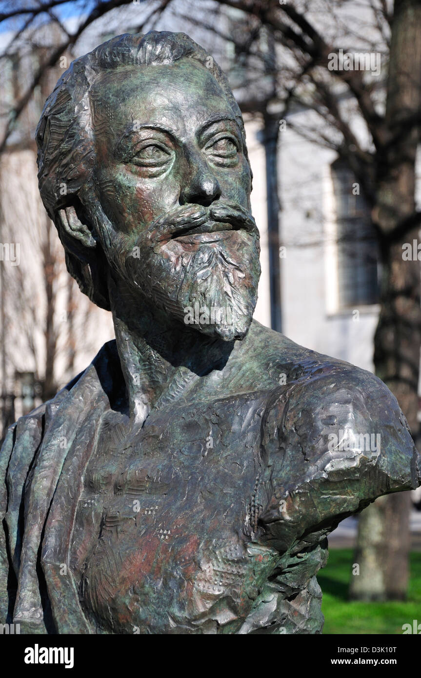 John donne statue hi-res stock photography and images - Alamy