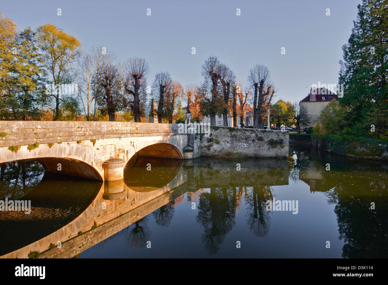 The river Serein in the village of Noyers sur Serein Stock Photo - Alamy