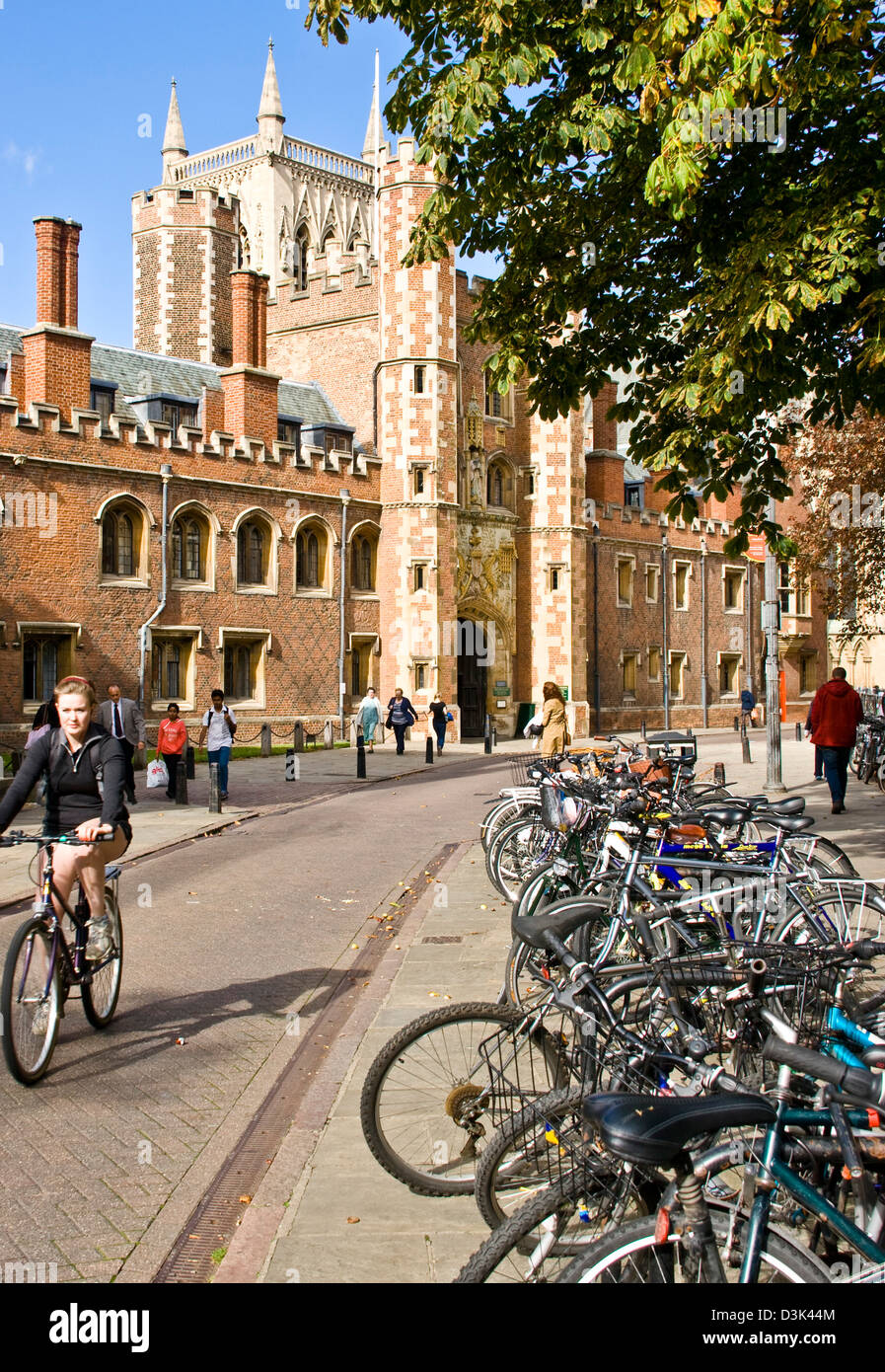 Female commuter bike england hi-res stock photography and images - Alamy