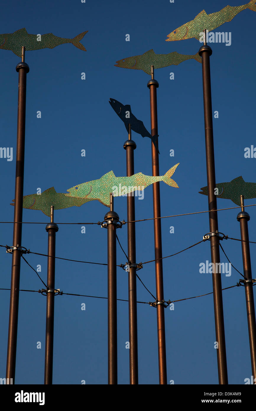 Fish on Poles mobil swivelling art feature statue, Piscatorial Seaside ...